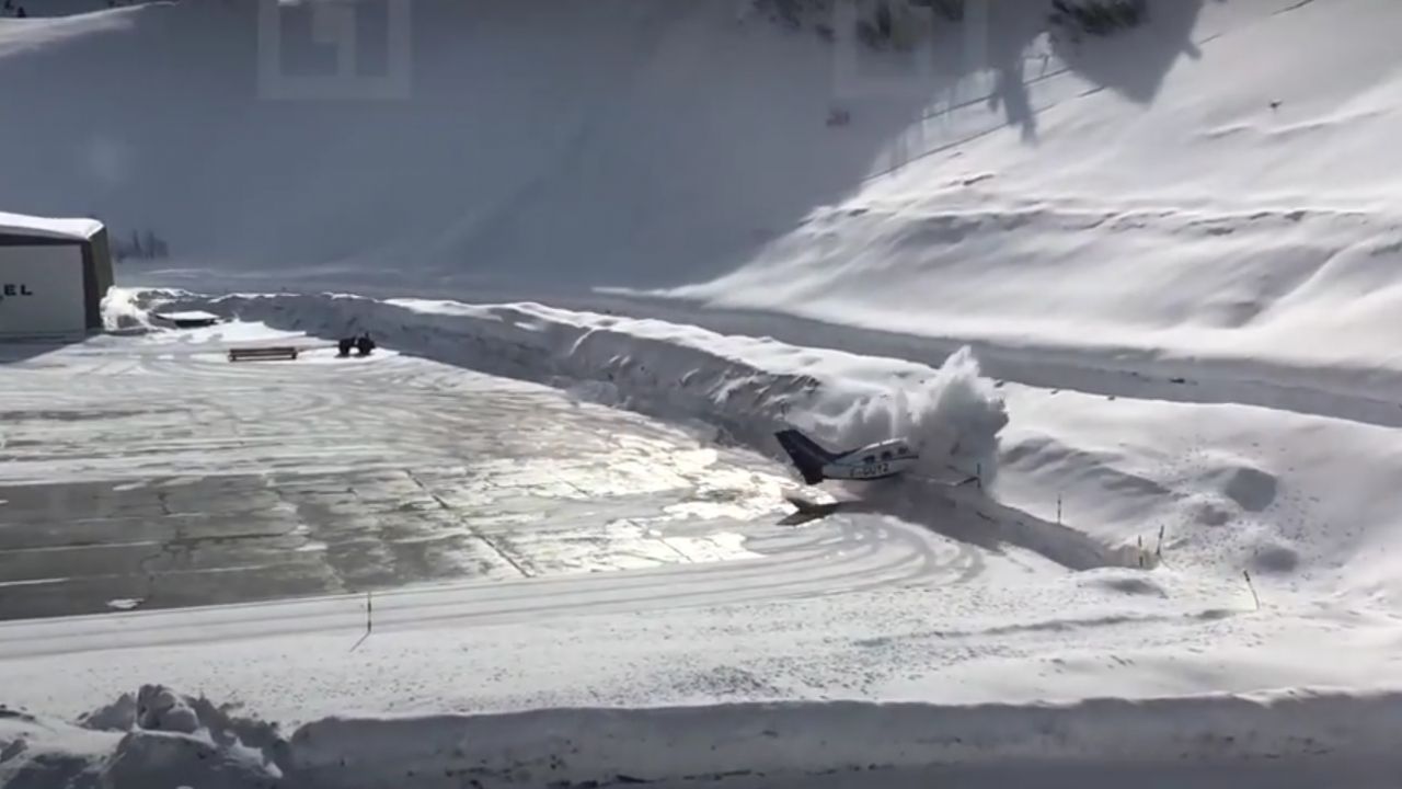 Un avion privé rate son atterrissage et se plante dans la neige - Cocktail