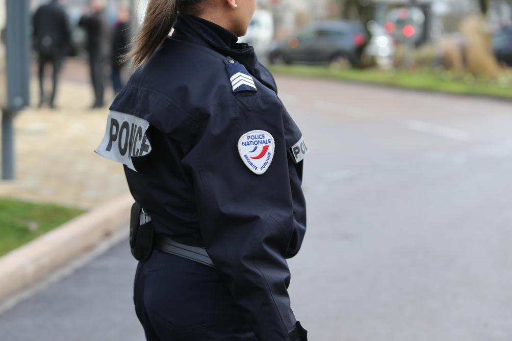 En France, une policière de 23 ans se prend un projectile sur la tête ...